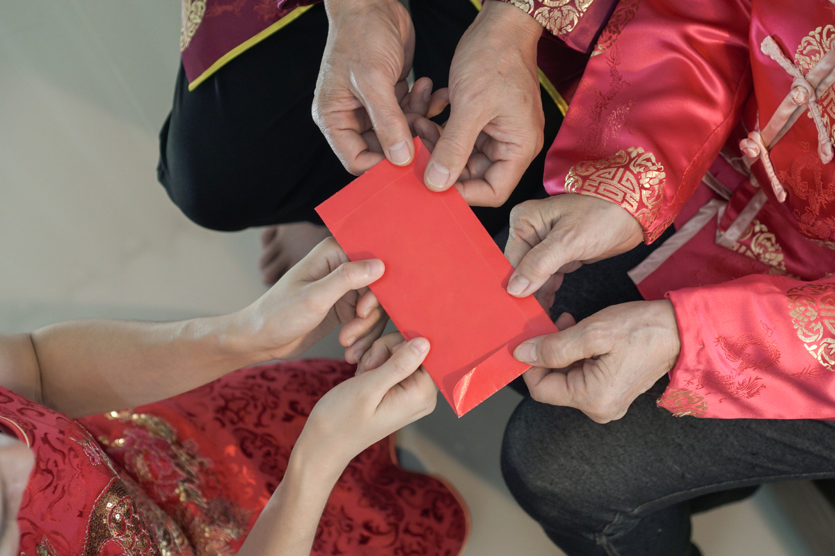Do's and Don'ts When Giving Red Packets to In-Laws - RedPacket.hk